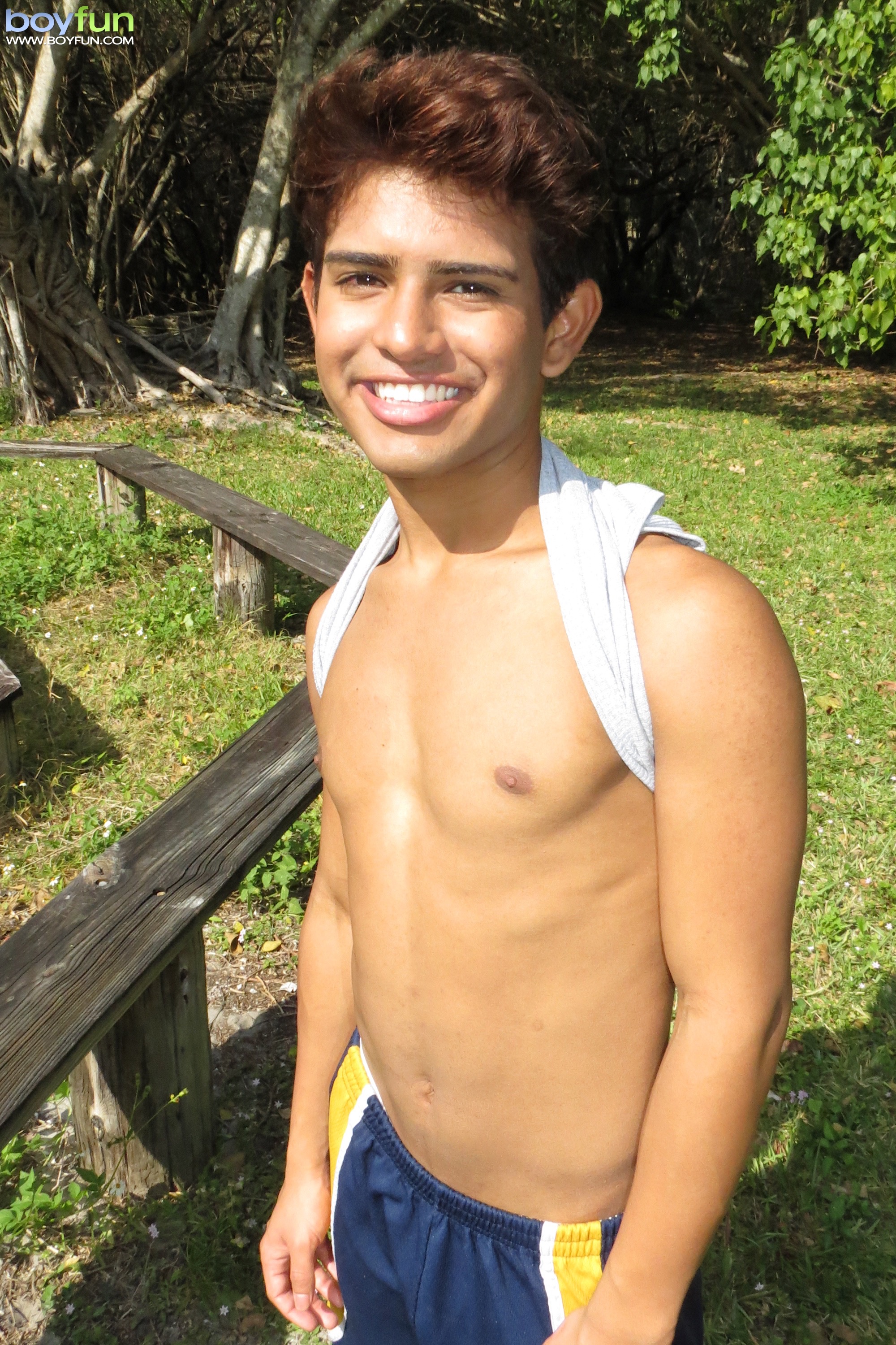 Photo album cute latino boy Alex outdoor jerk off | Twinkaboo.com