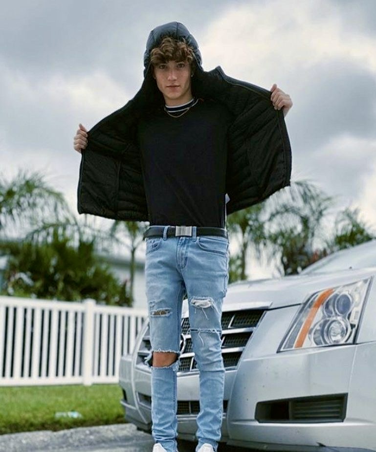 Photo album Cute boys in ripped jeans | Twinkaboo.com